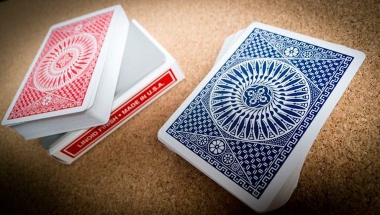 Spielkarten Guide 2025: Alle Typen, Größen & Expertentipps